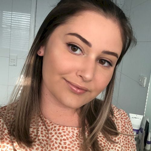 Learn English with Ella - Rome: Hi! My name is Ella. I'm 19 an...